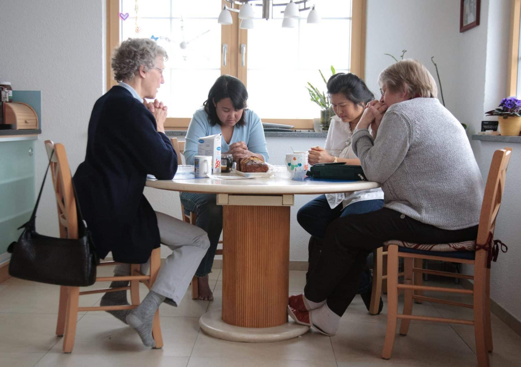 Drei Wege, wie OMF ihre Mitarbeitenden unterstützt - OMF Suisse - OMF ...